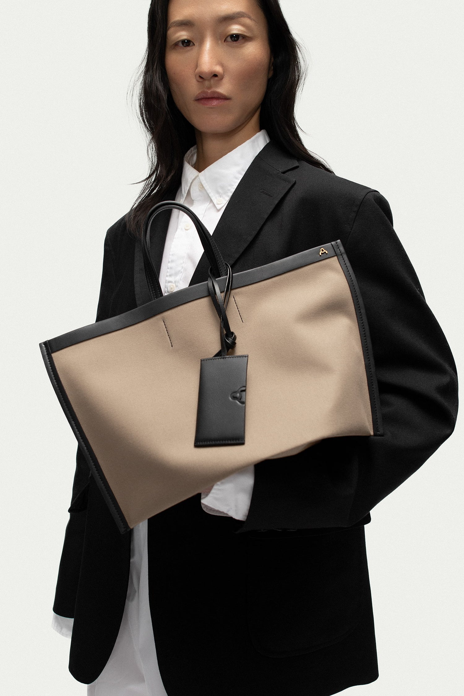 Advene | A Handbag That Stands for More